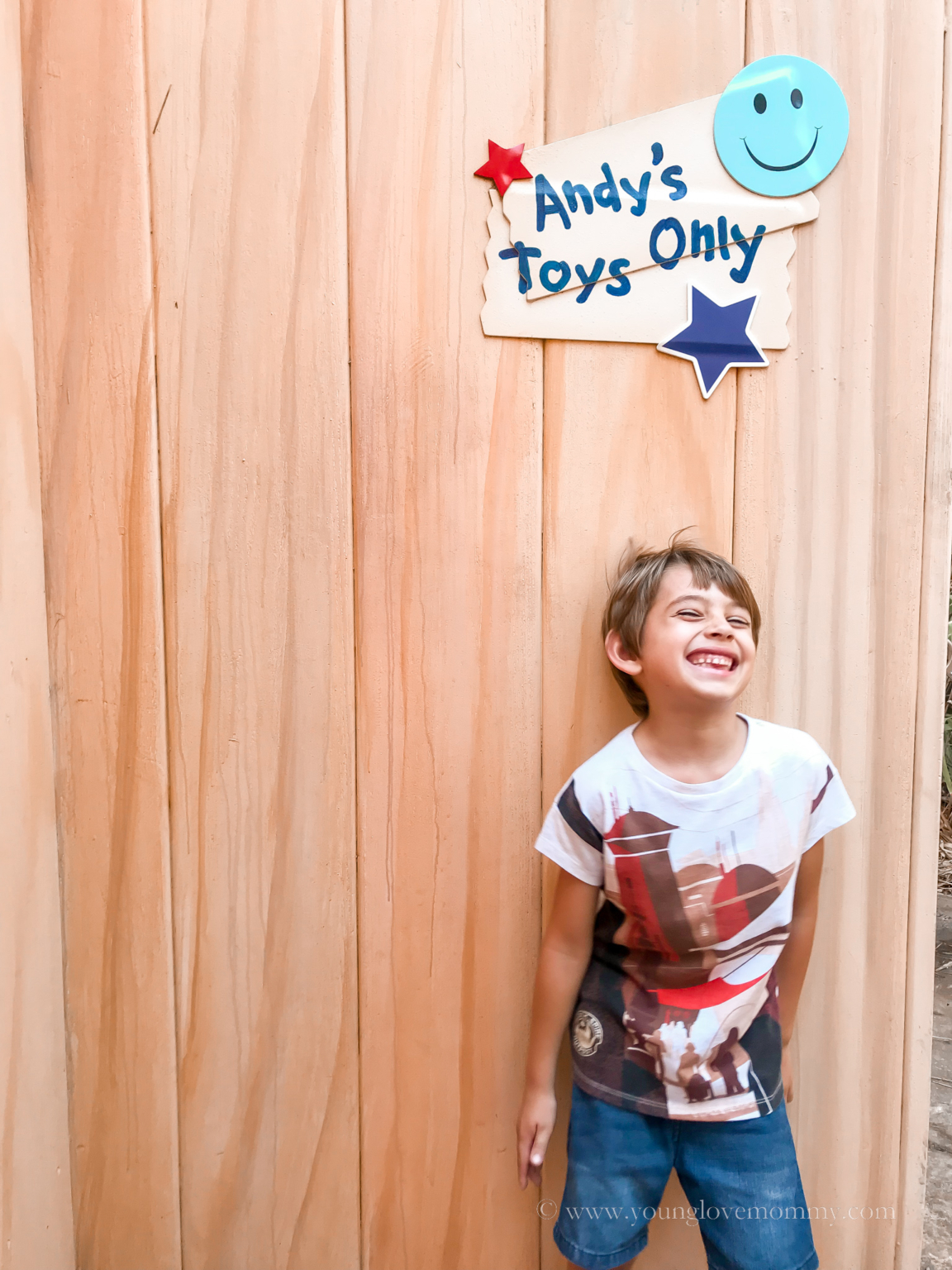 Favorite Walt Disney World Walls and Other Fun Photo Ops | Young Love Mommy